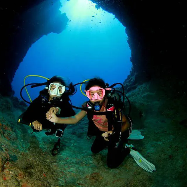 Divers in Blue Hole © Ron Leidich - Cheesemans Ecology Safaris